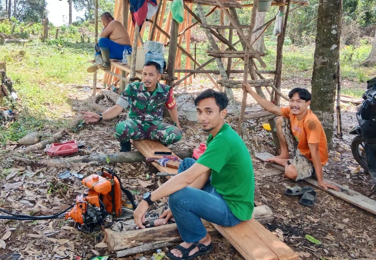 Dalam Upaya Pencegahan Terjadinya Karhutla Babinsa Berikan Sosialisasi dan Himbauan Kepada ...
