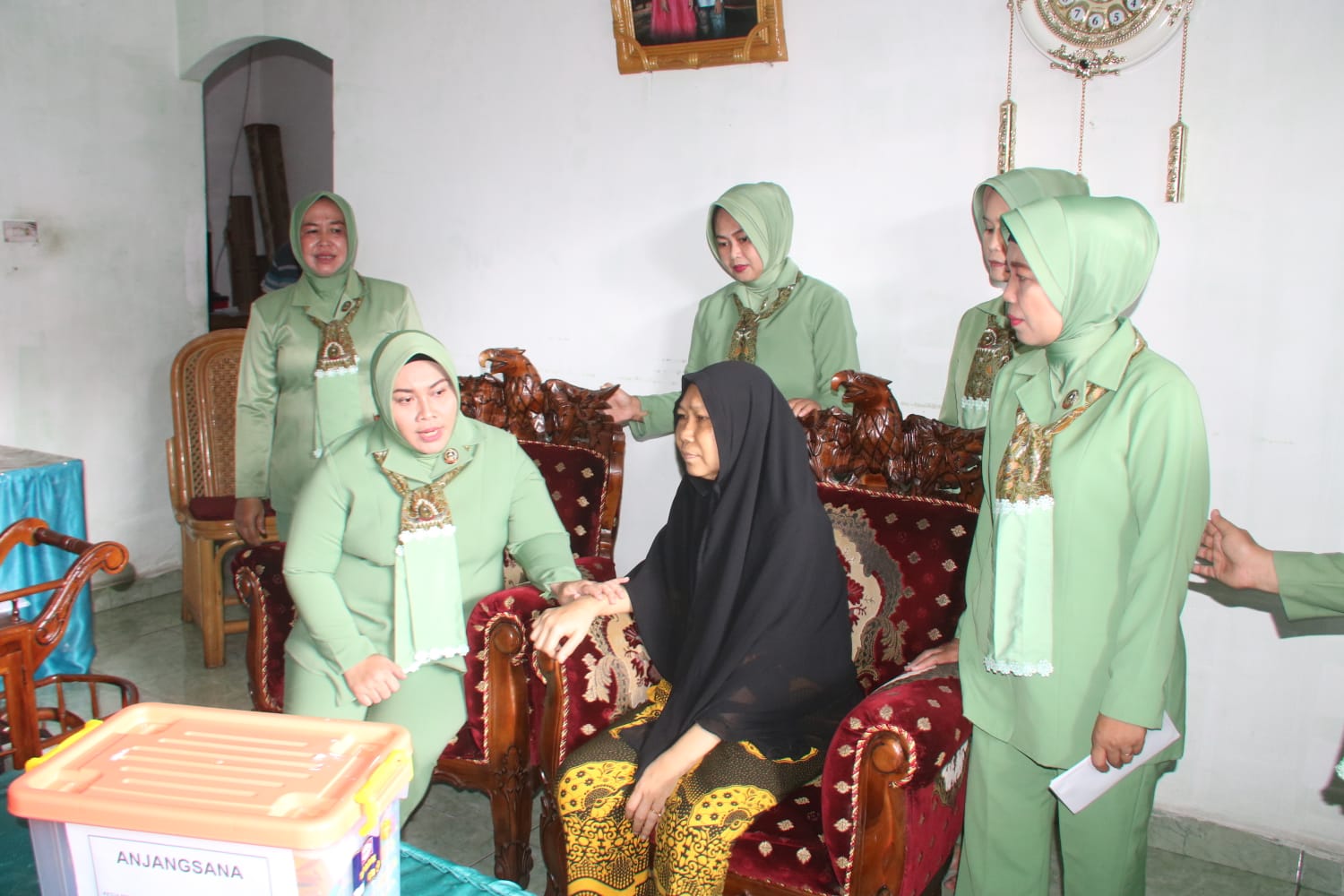 Ketua Persit KCK Cab XVII Dim 0406/Lubuklinggau Berikan Tali Asih Dalam Rangka HUT Ke-77 Persit ...