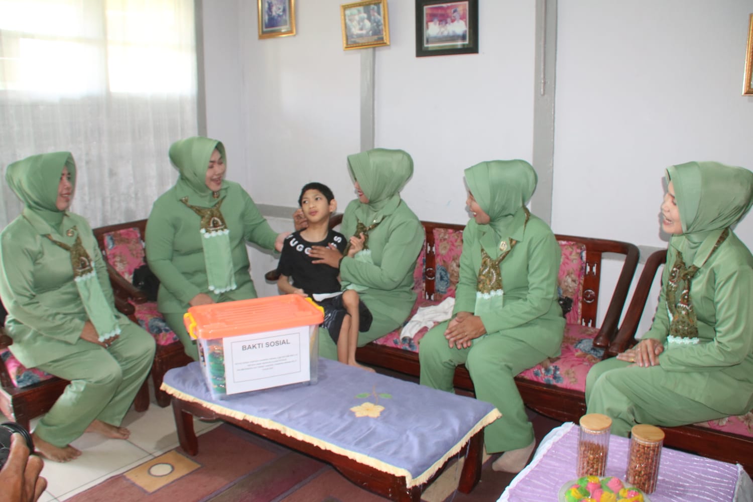 Ketua Persit KCK Cab XVII Dim 0406/Lubuklinggau Berikan Tali Asih Dalam Rangka HUT Ke-77 Persit ...