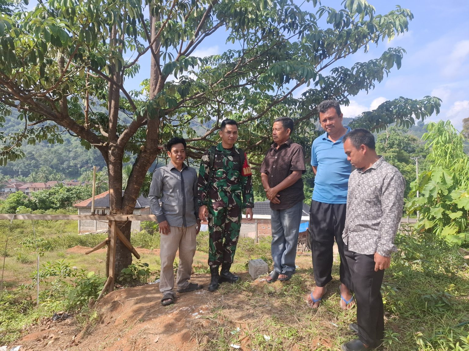 Babinsa Koramil 406-01/Rawas Ulu Laksanakan Komsos Terkait Keamanan dan Ketertiban di Desa Pulau ...